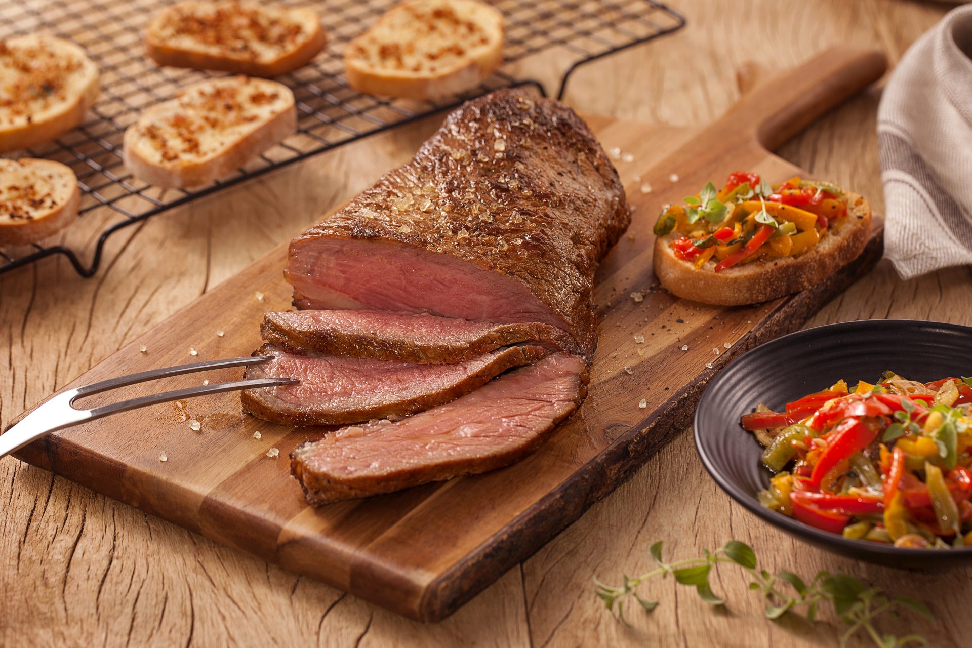 Como fazer maminha com bruschetta de alho e tiras de pimentão – Minerva ...