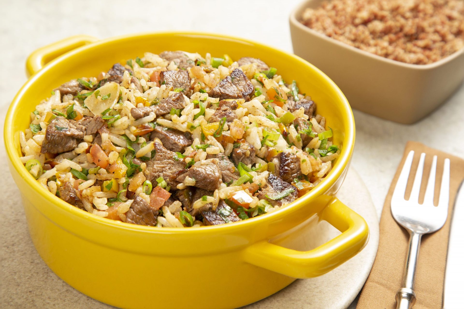 Cómo hacer arroz carreteiro, plato típico brasileño realizado con ...