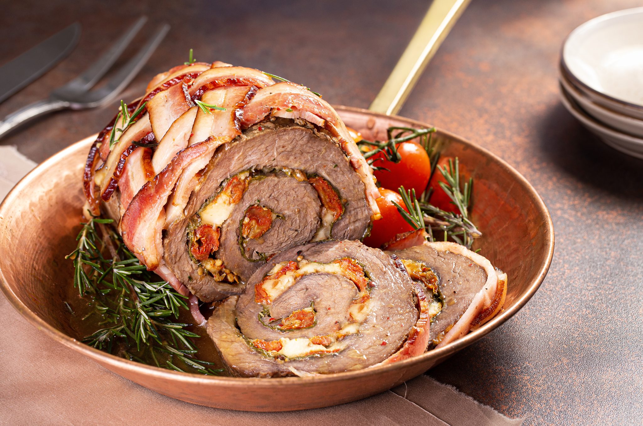 Rocambole de Carne Envolto no Bacon, Recheado com Espinafre, Tomate ...